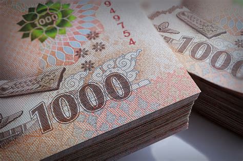 돈과 인플레이션 아이디어 흰색 배경에 태국 바트 지폐 1000 팩 복사 공간이 있는 위쪽 보기입니다 태국 동전에 대한 스톡 사진 및 기타 이미지 Istock