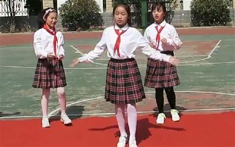 小学女生们在学校表演《大梦想家》之节目 舞蹈视频 搜狐视频