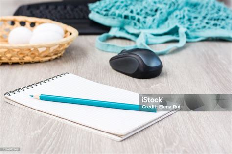 집을 떠나지 않고 온라인 식료품 쇼핑의 개념 테이블에 계란 키보드와 문자열 가방 바구니의 배경에 쇼핑 목록에 대한 메모장 0명에 대한 스톡 사진 및 기타 이미지 Istock