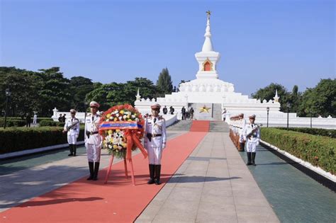 Ерөнхийлөгч У Хүрэлсүх нэр нь тодроогүй дайчдын хөшөөнд цэцэг өргөлөө