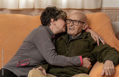 Padre Con Su Hija Haciendo Videollamada Al Nieto Persona Mayor Con Su Hija Sentado En El Sill N