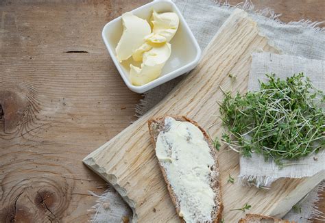 무료 이미지 요리 식품 녹색 생기게 하다 물고기 닫기 낙농 제품 도마 허브 천연물 텍스트 자유 유채과의 야채 전원 생활 나무 판 꽃 피는 식물