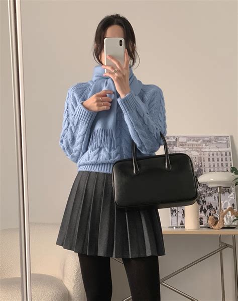 사색 포근한 오트밀 컬러의 ‘브뤼허 가디건🧺 ‘캐리 크롭 셔츠와 레이어링 해주시면 깔끔하고 포근한 무드의 출근룩이