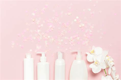 화장품 Spa 브랜딩 모의 천연 유기농 미용 제품 플랫 레이 화이트 화장품 병 용기 축제 색종이 화이트 팔래노시스 은 분홍색 배경 상단보기에 꽃 0명에 대한 스톡 사진 및