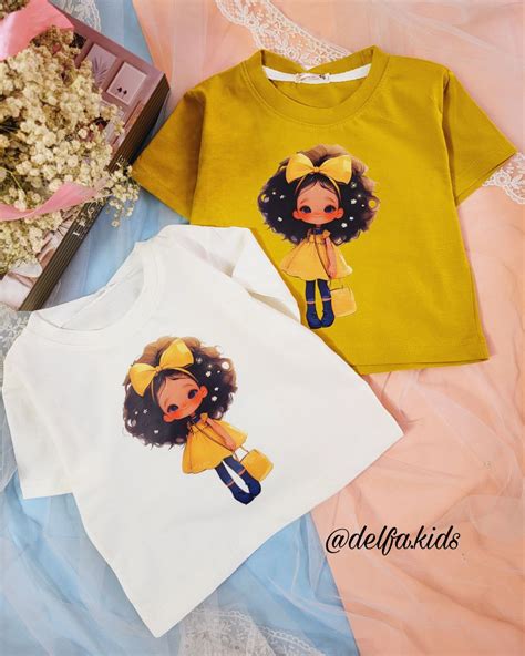 کراپ دختر مو مشکی و دختر کلاه دار هپی و تیشرت آستین چین دار گل ها