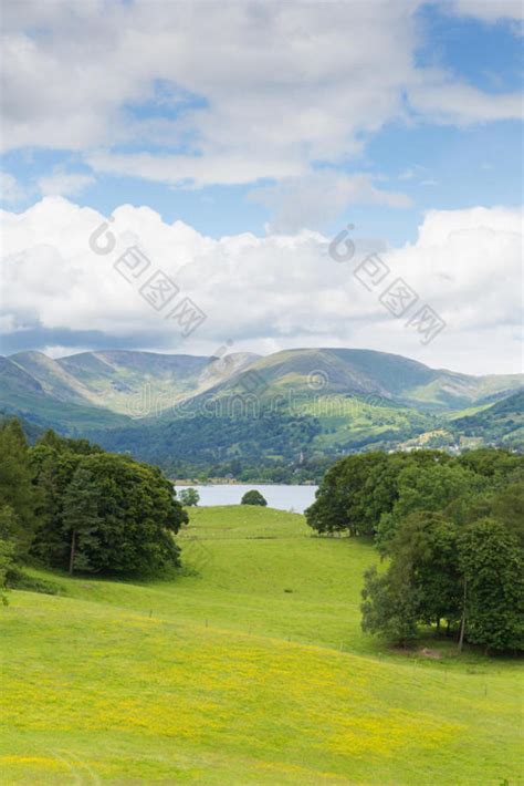 英国坎布里亚郡康尼斯顿镇湖区的溪流和山景 包图企业站