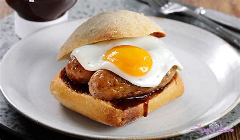 ساندویچ سوسیس تخم مرغ پنیری با شیوه جدید