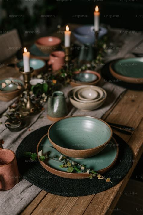 접시와 컵을 얹은 나무 테이블 사진 Unsplash의 접시 이미지