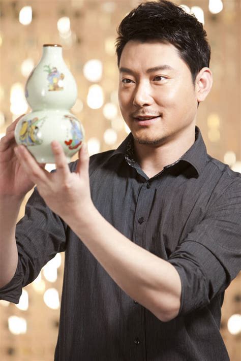 东方人中年人一个人商店笑微笑露齿笑竖图室内正面衬衫购物时尚快乐幸福北京中国亚洲仅一个男性陶瓷制品拿着