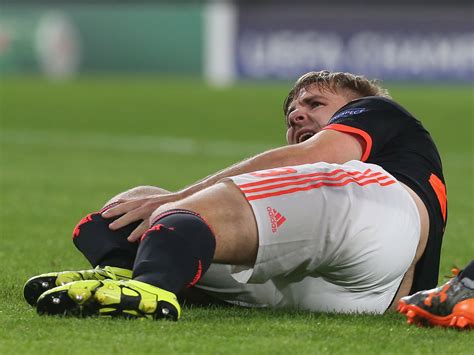 Luke Shaw Injury News Manchester United Defender In Race To Play Again