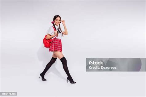 전체 길이 측면 프로필 몸 크기 사진 놀라운 긍정적 인 그녀 그녀의 여자 중국 교환 학생 친화적 인 산책 교실 글램 가방 착용 빨간 체크 무늬 정장 팬티 스타킹 넥타이 고립