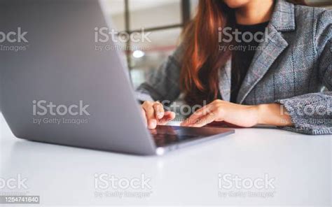 나무 테이블에 노트북 컴퓨터 키보드에 작업하고 입력하는 여성 개념에 대한 스톡 사진 및 기타 이미지 개념 금융 남자 사업가 Istock