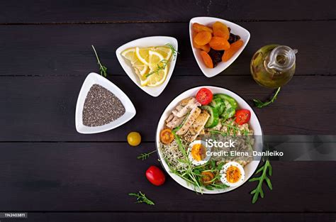 신선한 샐러드 오트밀 치킨 필 레 토마토 양상추 마이크로 그린 및 삶은 달걀을 곁들인 조식 그릇 건강 한 음식 채식 부처 그릇 평면도 개념에 대한 스톡 사진 및 기타 이미지