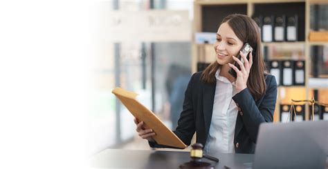 소송의 중요한 서류에 대해 고객과 전화 통화를 하는 아름다운 여성 변호사 25 29세에 대한 스톡 사진 및 기타 이미지 25