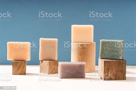 다양한 크기와 색상의 천연 수제 비누 패턴 태양에서 꽃의 갈색 배경 그림자입니다 제품 홍보를 위한 화장품 받침대 0명에 대한 스톡 사진 및 기타 이미지 Istock