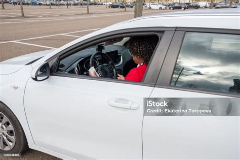 빨간 코트를 입은 아프리카 사업가가 스티어링에 소독제 물티슈를 사용한다 35 39세에 대한 스톡 사진 및 기타 이미지 35