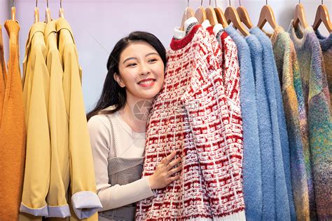 美女逛街购物挑选衣服高清图片下载 正版图片501430752 摄图网