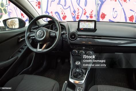새 마쓰다 2의 인테리어입니다 실내 세부 사항 및 버튼입니다 자동차의 내부입니다 0명에 대한 스톡 사진 및 기타 이미지 0명 2018년 2019년 Istock