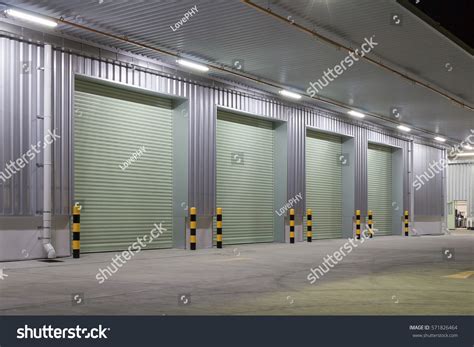 셔터 도어 또는 롤러 도어 및 스톡 사진 571826464 Shutterstock