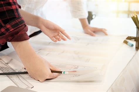 건축 프로젝트 파트너와 함께 작업 하 고 엔지니어링 툴 직장 계획 디자인 무승부 팀워크에 대 한 회의 논의 하는 엔지니어 2명에 대한 스톡 사진 및 기타 이미지 Istock