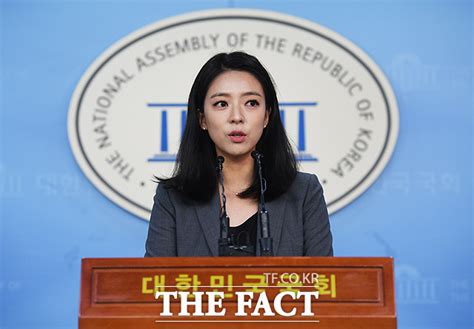 [tf포토] 배현진 자유한국당 비대위 대변인 깔끔한 브리핑 포토 기사 더팩트