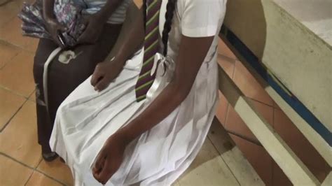 සිසුවියට කොහු මිටෙන් ගුටි දුන් විදුහල්පති ට්‍රාන්සර්