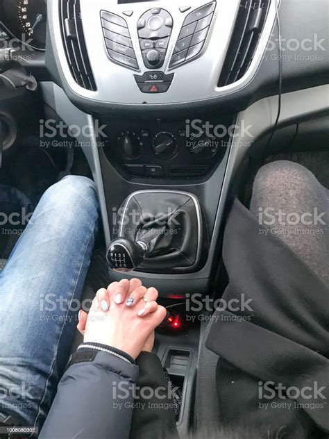 남자와 여자 여자 부부 사랑 잡고 손에 손을 기계 6스피드 기어와 함께 자동차에 잘생긴 매니큐어와 푹 남자 친구에 대한 스톡 사진 및 기타 이미지 Istock