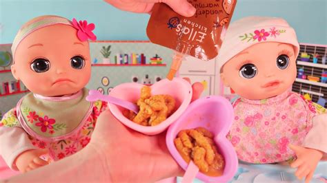 Куклы Пупсики близняшки Беби Элайв Алиса и Полина кушают овощную кашку и открывают сюрприз
