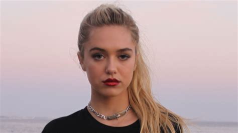 Delilah Belle Hamlin Just Wore The Only Jacket You Need This Fall Teen Vogue