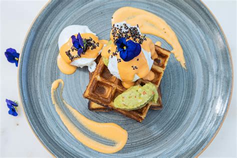 계란 노른자 꽃 장식 높은 요리 다채로운 요리 데워진 달걀 도금 접시 독특한 요리 두바이 두바이 다이닝 두바이 요리 럭셔리 다이닝 레스토랑 요리 맛있는