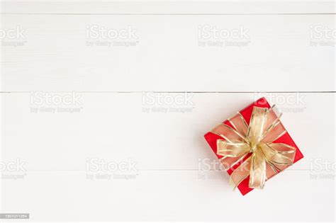 나무 탁자 배경 사랑과 로맨스에 빨간 선물 상자 책상 생일 축하 기부와 자선 발렌타인 데이 14 2 월 개념에 놀라움과 축하와 기념일에 선물 2월에 대한 스톡 사진 및 기타