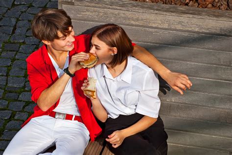 함께 야외에서 점심을 먹는 남자와 여자 햄버거와 샌드위치를 먹는 커플 패스트 푸드와 길거리 음식의 개념 18 19세에 대한 스톡 사진 및 기타 이미지 Istock