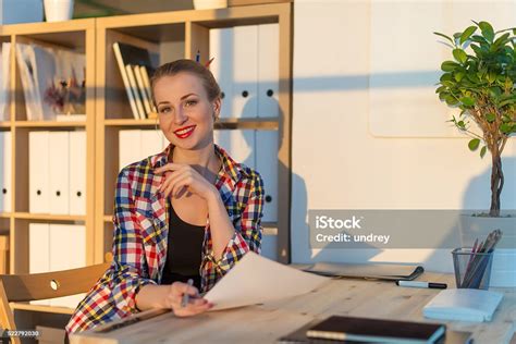 클로즈업 인물사진 웃는 여자 독서모드 종이 에서 아주머니 가정의 방에 대한 스톡 사진 및 기타 이미지 가정의 방 경영자 교사 교육 관련 직업 Istock