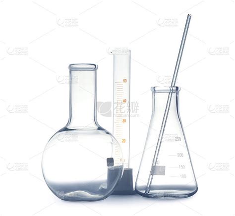 在白色背景上清空干净的实验室玻璃器皿