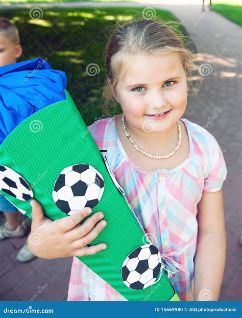 Erster Schultag Stockfoto Bild Von Blicke Kegel Gelb