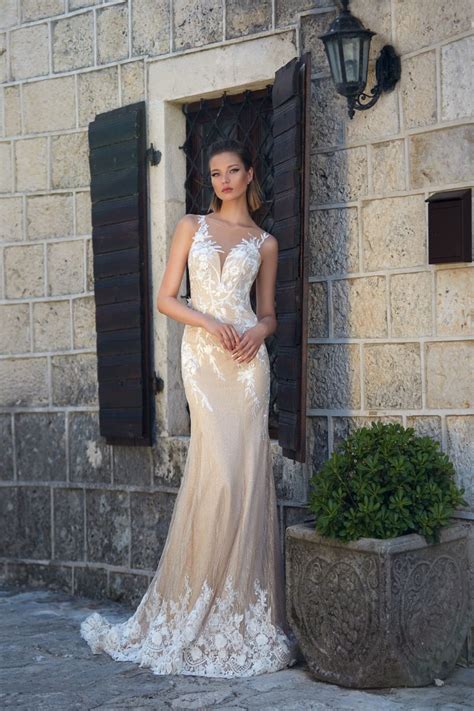 Прямое свадебное платье бежевого цвета Armonia Phoenix | Купить ...