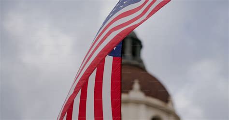 건물 앞에 휘날리는 커다란 성조기 사진 Unsplash의 미국 국기 이미지
