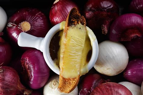 녹은 망체고 치즈를 곁들인 전통 프랑스 양파 수프와 흰색과 보라색 양파로 장식되어 있습니다 0명에 대한 스톡 사진 및 기타 이미지 Istock