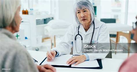 여성 의사 및 병원에서 상담 검진 또는 처방을 위해 노부부와 함께 글을 씁니다 헬스케어 클리닉에서 고위 고객과 함께 메모를 하는 여성 외과 의사 또는 의료 직원 3 명에