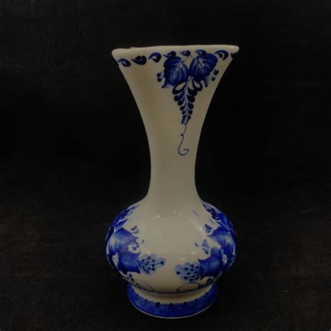 Ваза украшенная растительными декором автор Казакова Гжель фарфор роспись Российская