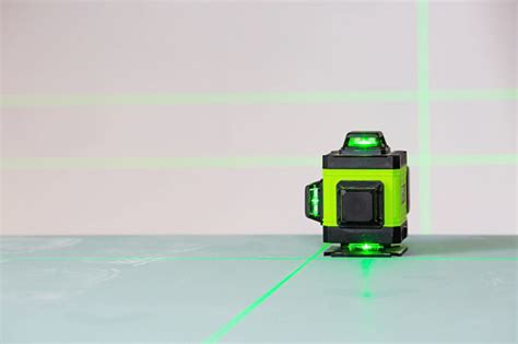 실내에서 건설 및 마감 작업 벽에 녹색 빔이있는 레이저 건설 수준 아파트 개조 및 건설 작업 0명에 대한 스톡 사진 및 기타 이미지 Istock