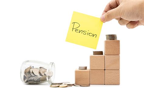 손을 들고 연금 텍스트 스티커 메모와 나무 계단에 서 있는 동전 더미 금융 사업 투자 성장하는 돈 흰색 배경에 고립되어 있습니다 개념에 대한 스톡 사진 및 기타 이미지