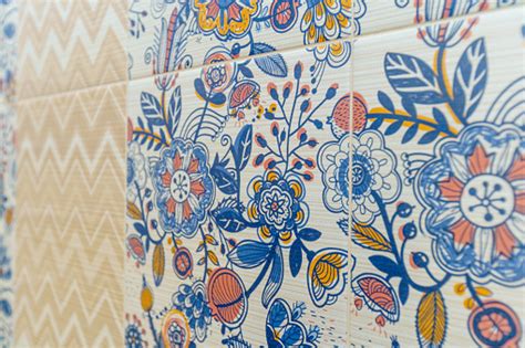 화장실 벽에 파란색 노란색 잎이 많은 꽃 패턴의 형태로 사각형 세라믹 타일 베이지 색 스캘럽 스캘럽스 라인이 번갈아 가며 꽃 무늬 0명에 대한 스톡 사진 및 기타 이미지