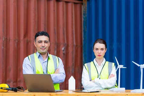 공장 엔지니어 남성 및 여성 산업 회의 및 노트북과 프로젝트를 논의 청정 에너지를 위한 대량 모형 기계및 풍력 터빈을 보여주는 작업자 신기술 재생 가능 에너지 2명에 대한