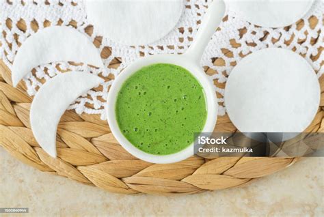 작은 흰색 그릇에 수제 녹차 말차 자연 뷰티 트리트먼트 및 스파 레시피 Diy에 대한 스톡 사진 및 기타 이미지 Istock
