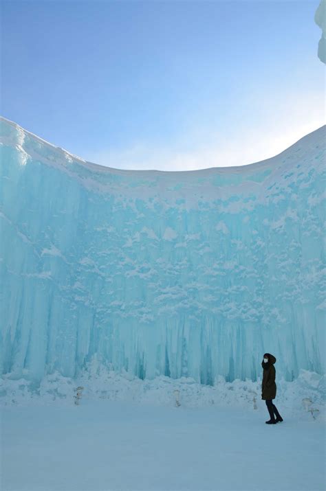 北海道千歳で氷像が立ち並ぶ氷の美術館 夜はライトアップも 札幌経済新聞