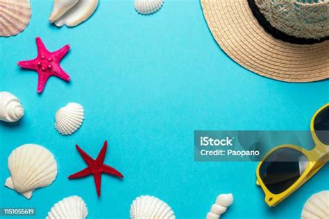 푸른 바탕에 조개 모자와 노란 선글라스와 창조적 인 구성 여름 최소 개념입니다 0명에 대한 스톡 사진 및 기타 이미지 0명 개념 개인 장식품 Istock