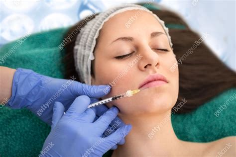 Botox Injection In Lips 이미지 1160562760 게티이미지뱅크