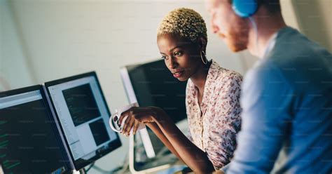 회사에서 프로젝트 및 프로그래밍을 수행하는 젊은 소프트웨어 엔지니어 사진 Unsplash의 세르비아 이미지