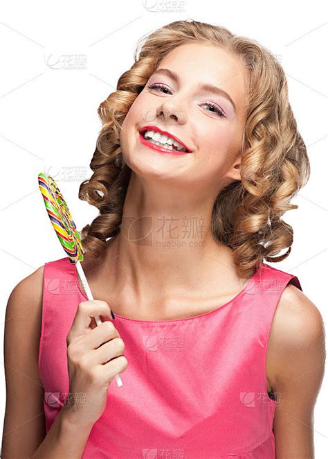 拿着棒棒糖的漂亮女孩